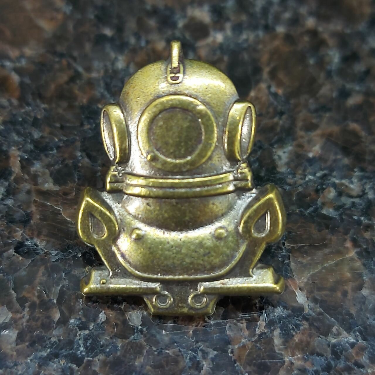 Знак фрачный водолазный шлем