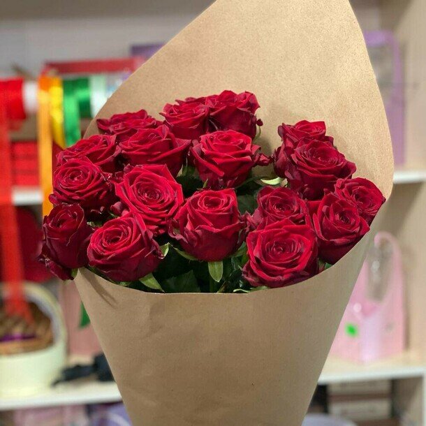 Букет Well Flowers, круглый, 17 красных роз, крафт-упаковка, букет свежих цветов