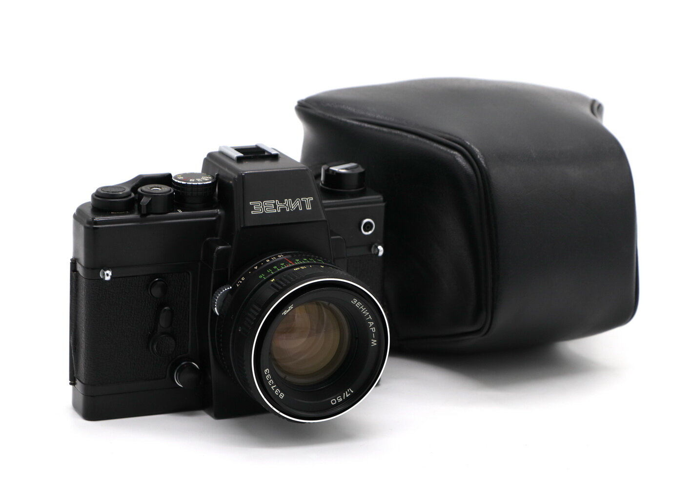 Советский зеркальный фотоаппарат Зенит 19 kit