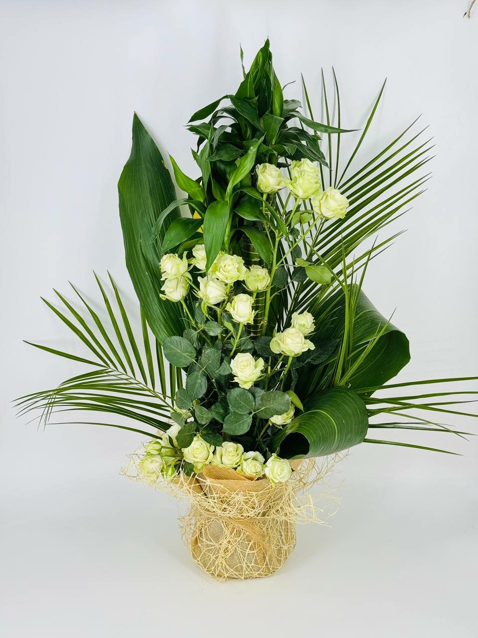 Авторский букет из бамбука, кустовых роз, робелини и аспидистра