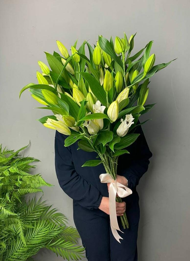 Букет живых цветов "Лилии", 11 цветков, высота 60см, оформление под ленту