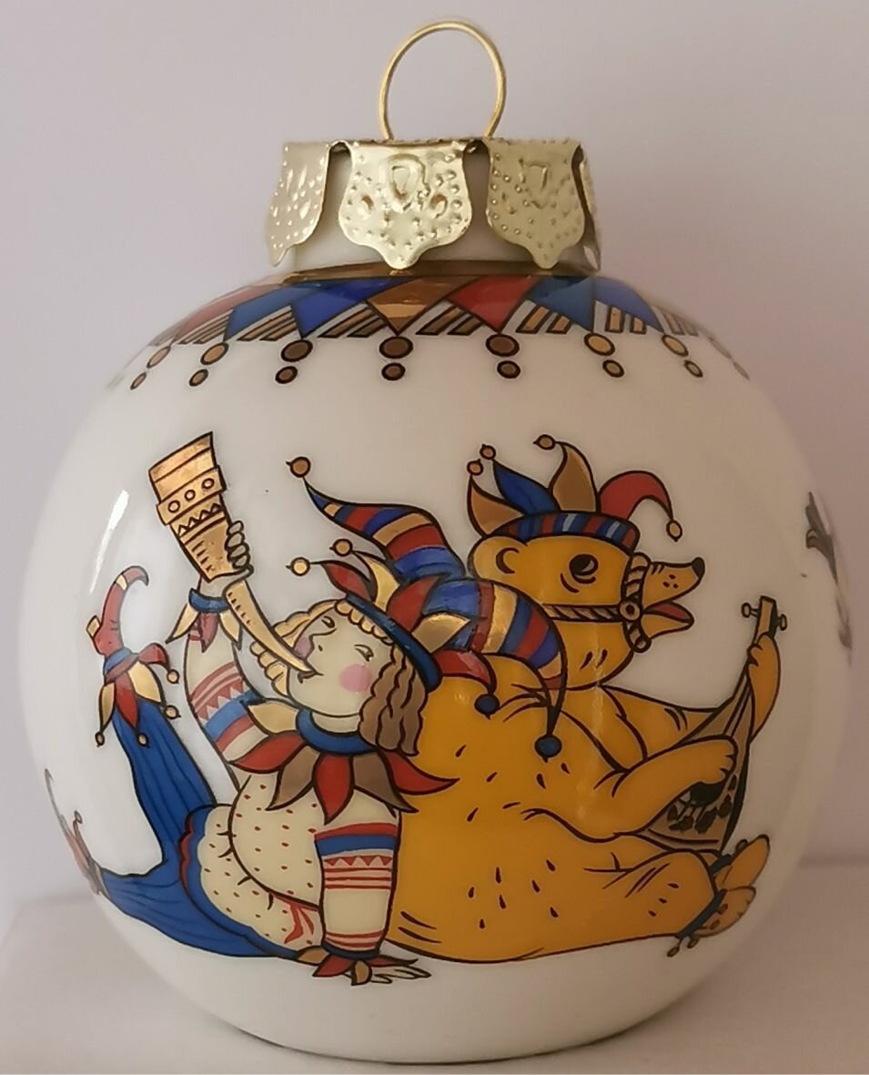 ШАР фарфоровый Новогодний на ёлку-"скоморохи-мишка С балалайкой" диаметр-65 мм, в картонной коробке.