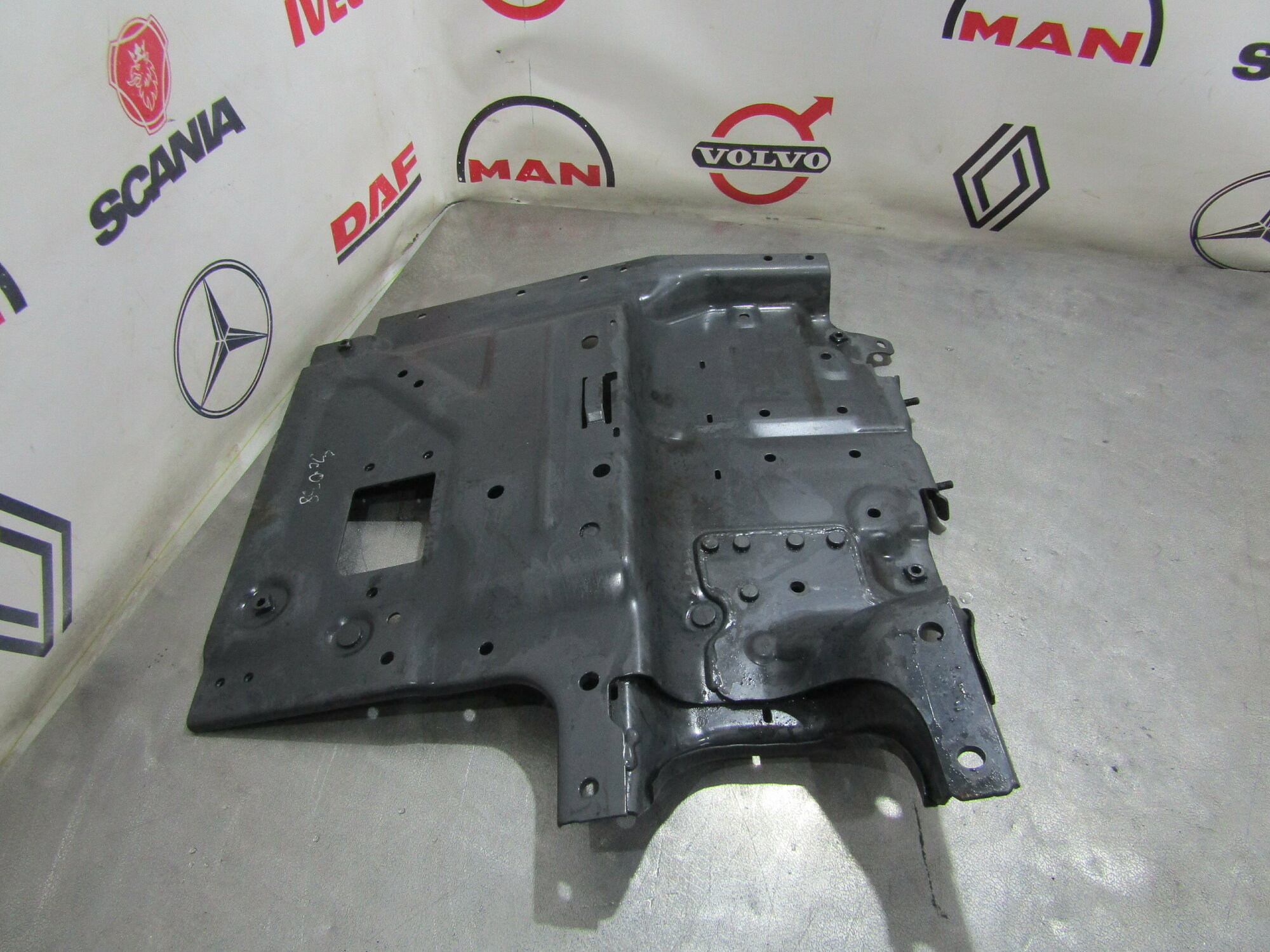 Кронштейн крыла переднего левого Scania 6-series
