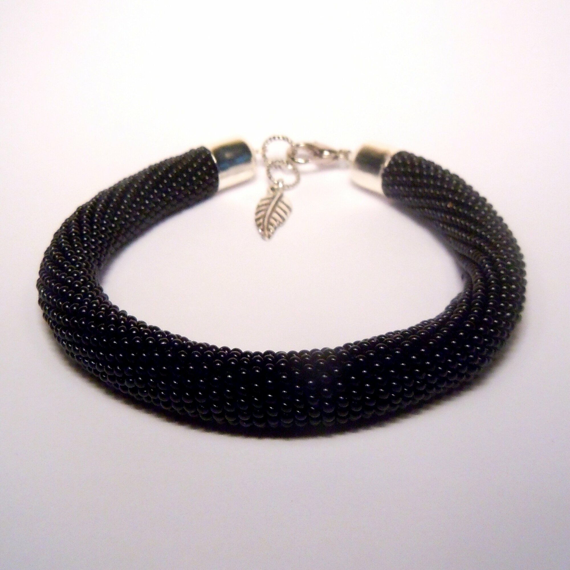 Жесткий браслет, бисер