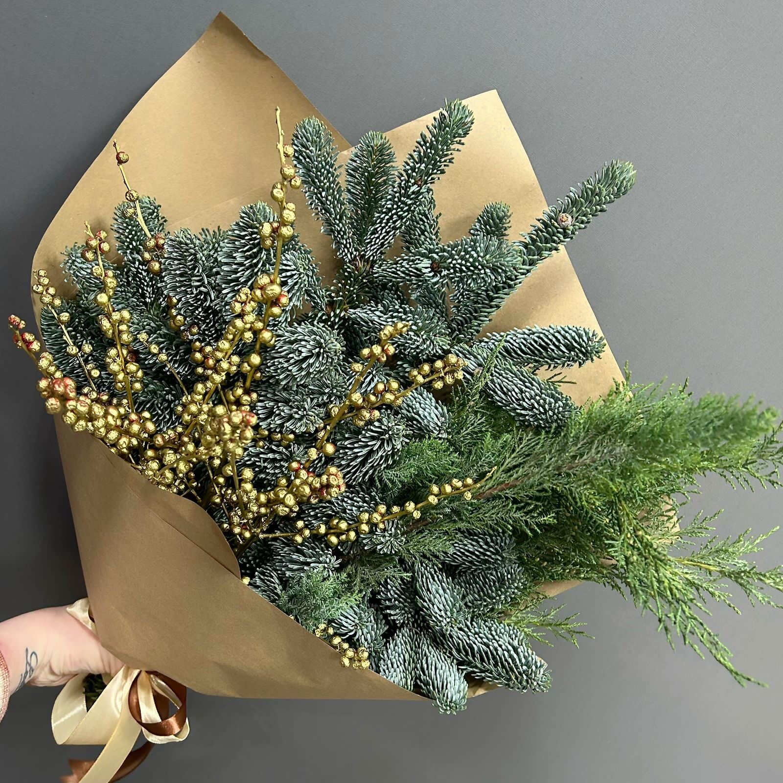 Большой зимний букет с золотым илексом