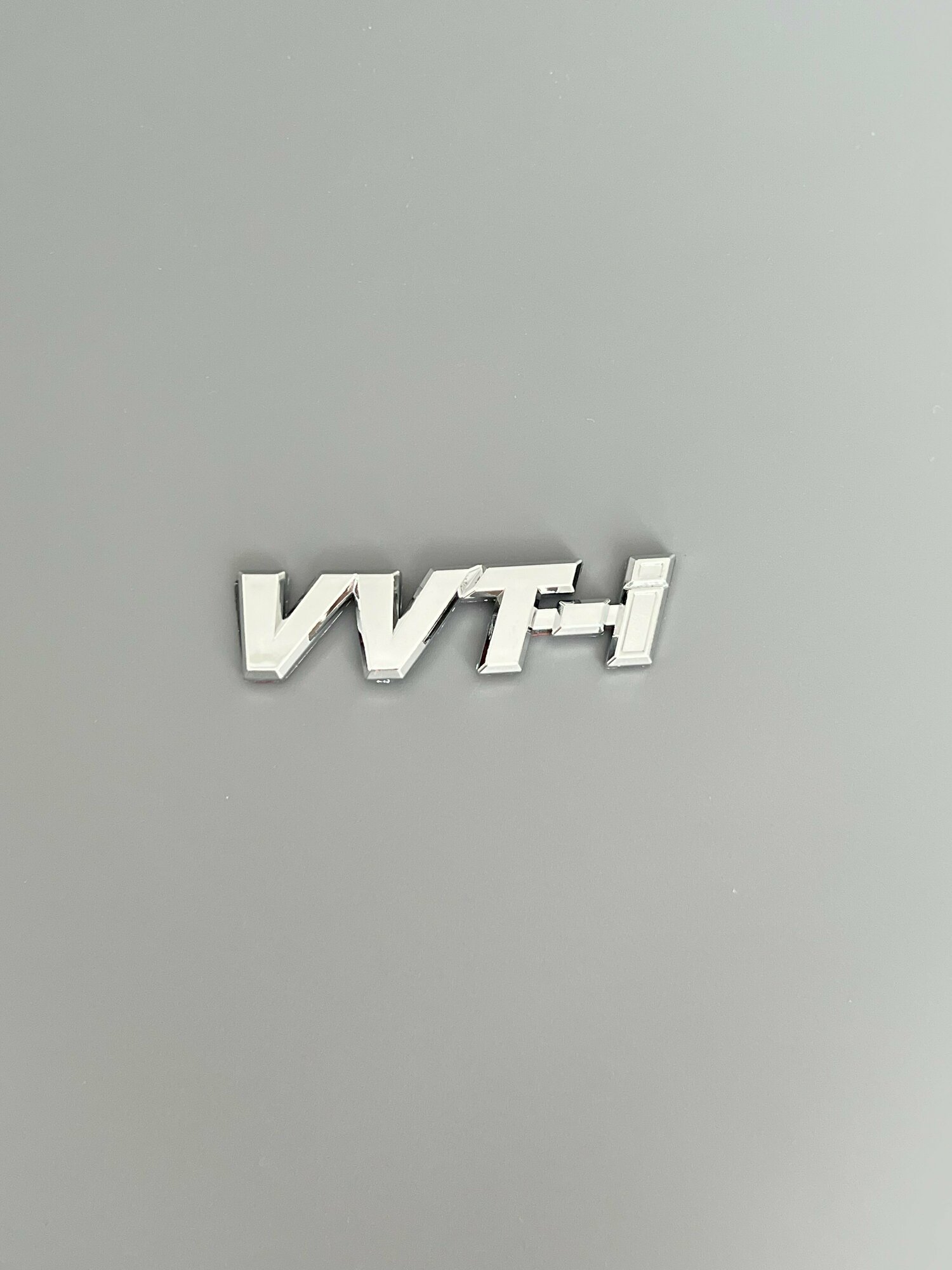 Шильдик VVT-I на багажник автомобиля