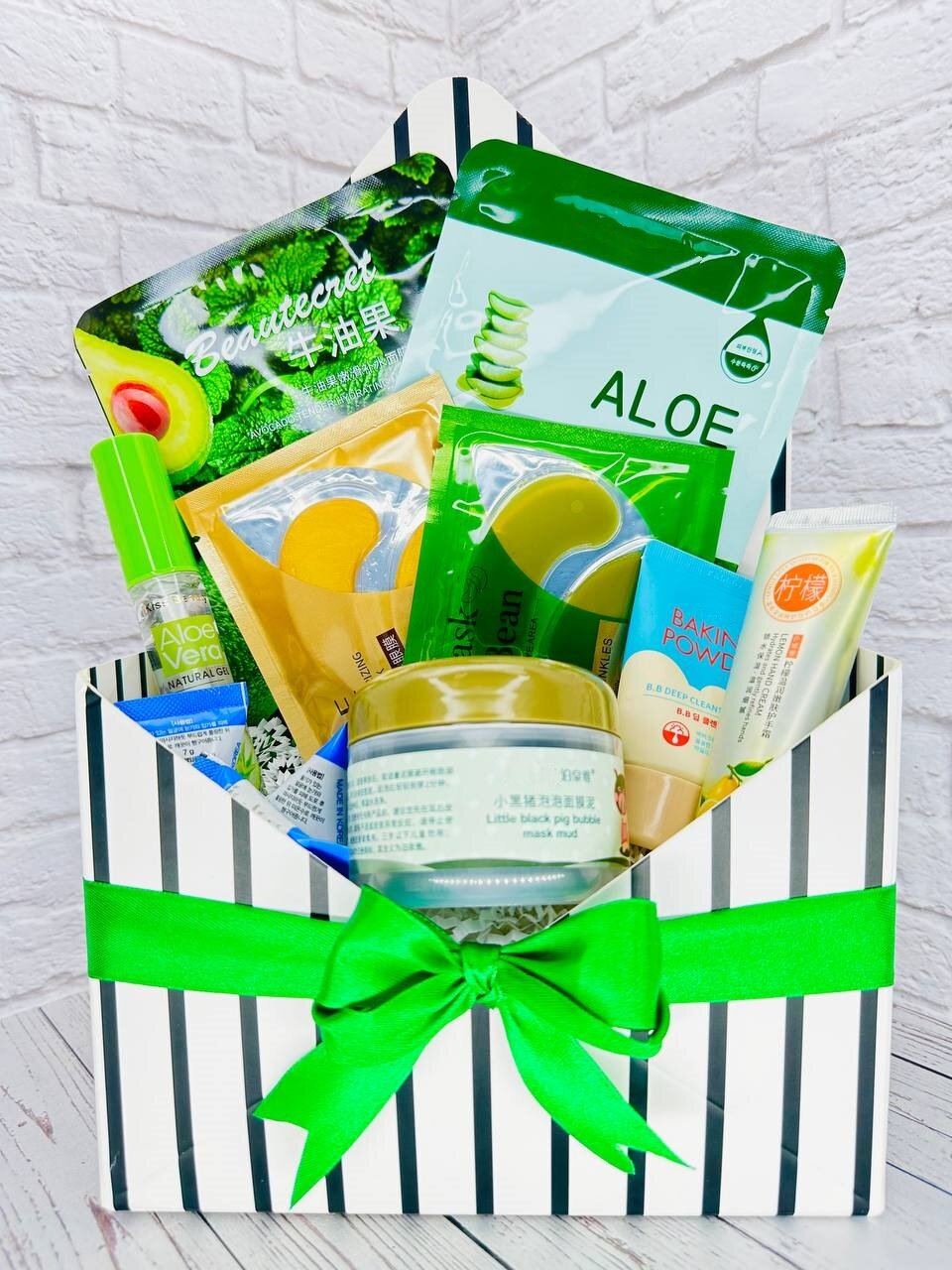 Подарочный набор для женщин Бьюти Бокс/Beauty Box с косметикой/Уходовая и декоративная косметика для лица и тела