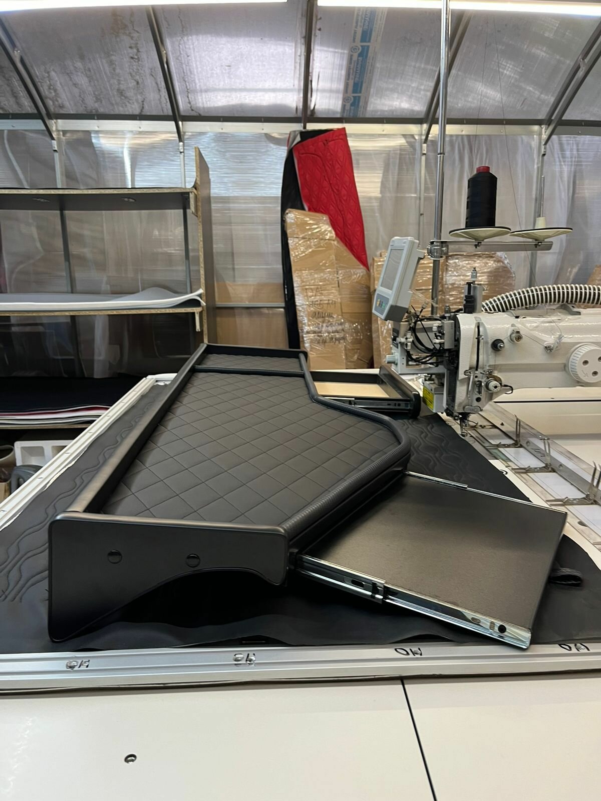 Стол-полка на торпеду для грузового автомобиля VOLVO FH12/13 08-16 Чёрная экокожа Ромб чёрный