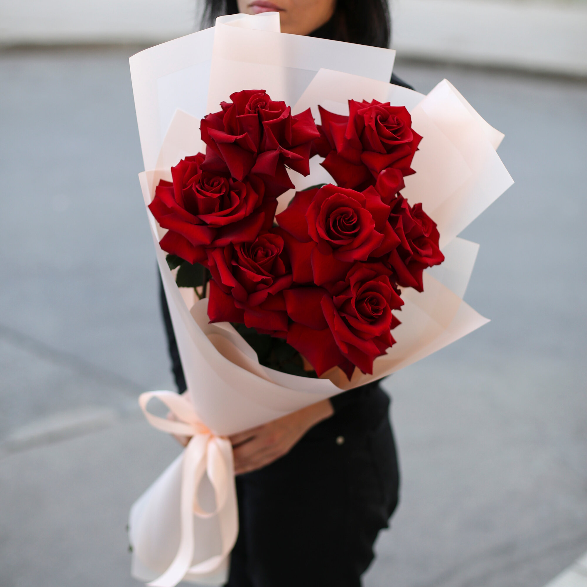 Цветы живые букет Flor-Pro Flowers из 7 красных эквадорских роз в дизайнерской упаковке