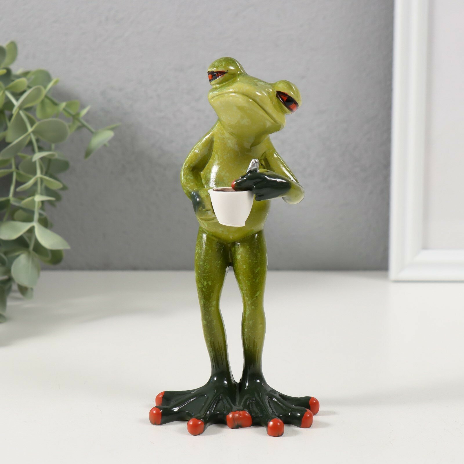 Декоративная фигурка «Лягушка с утренней чашечкой кофе», 7х6х15 см.