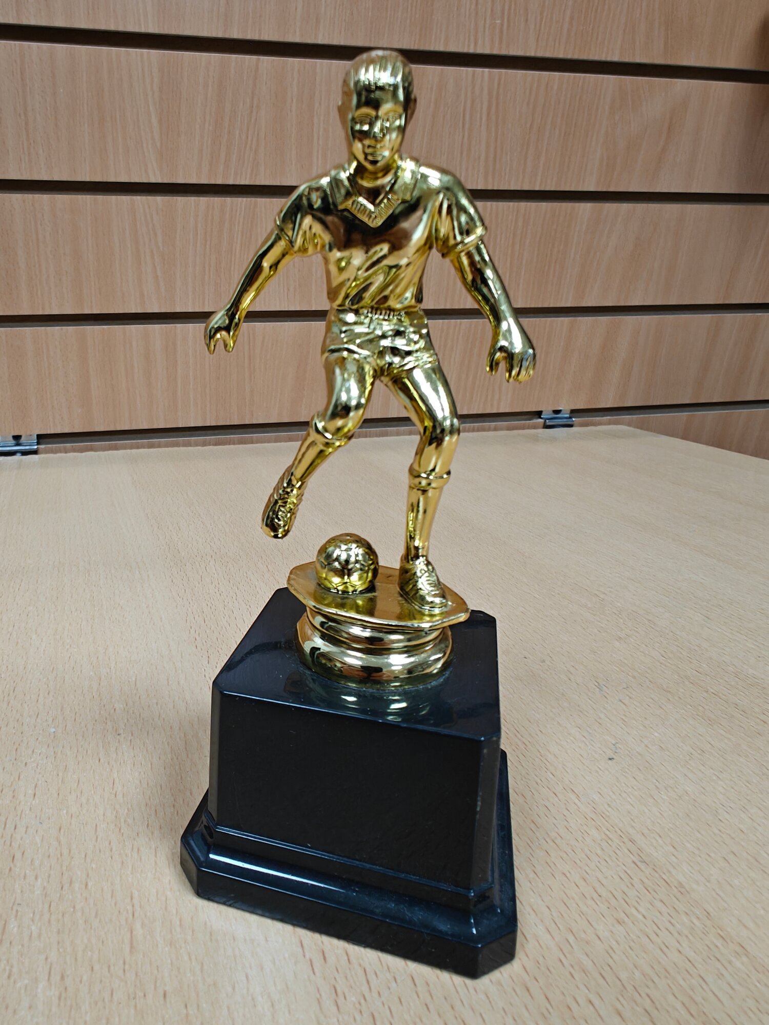 Наградная призовая сувенирная статуэтка "футбол" (футболист с мячом), золото. на пьедестале.