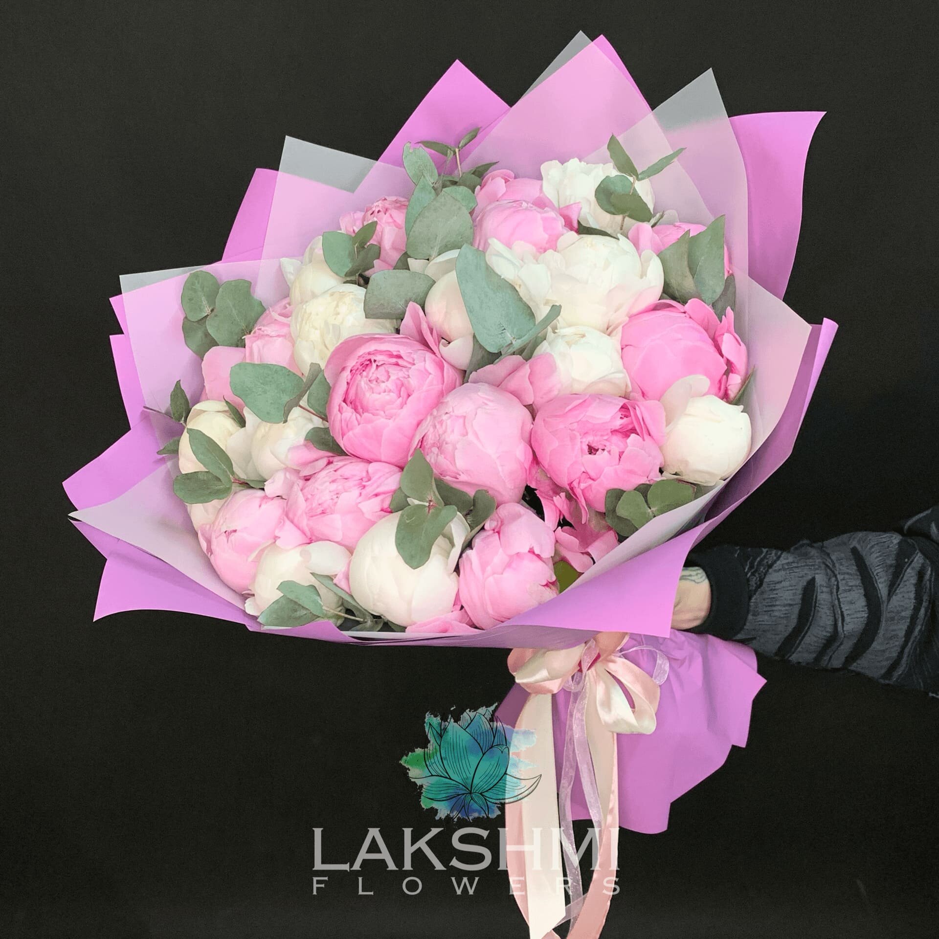 25 пионов / Букет из 25 розовых и белых пионов с эвкалиптом в авторской упаковке