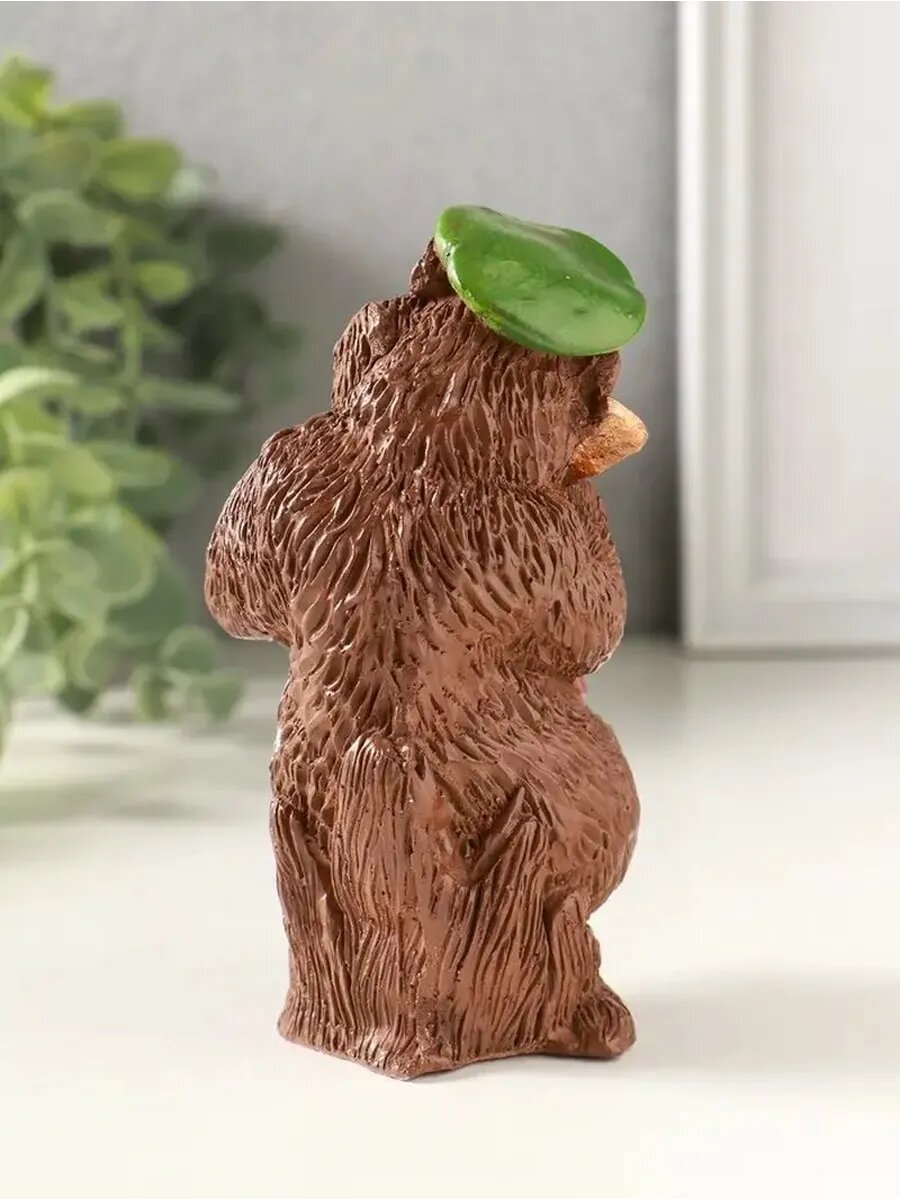 Декоративная фигура медведя с балалайкой