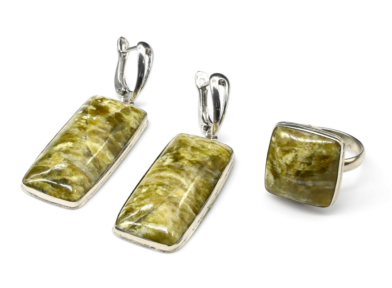 Комплект бижутерии: кольцо, серьги, кристалл