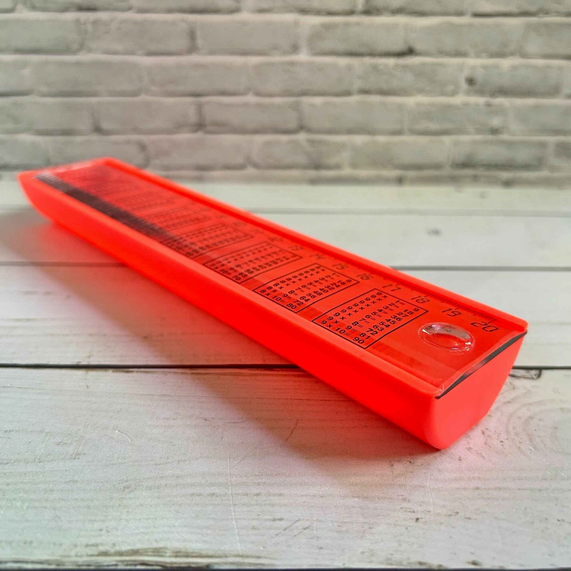 Пенал пластиковый с выдвижной линейкой и таблицей умножения, цветной, 22 см, 1 штука