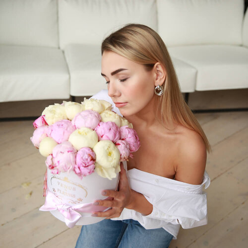 Букет цветов Venus in Fleurs, пионы, в коробке, 19 цветов, бежевый, розовый
