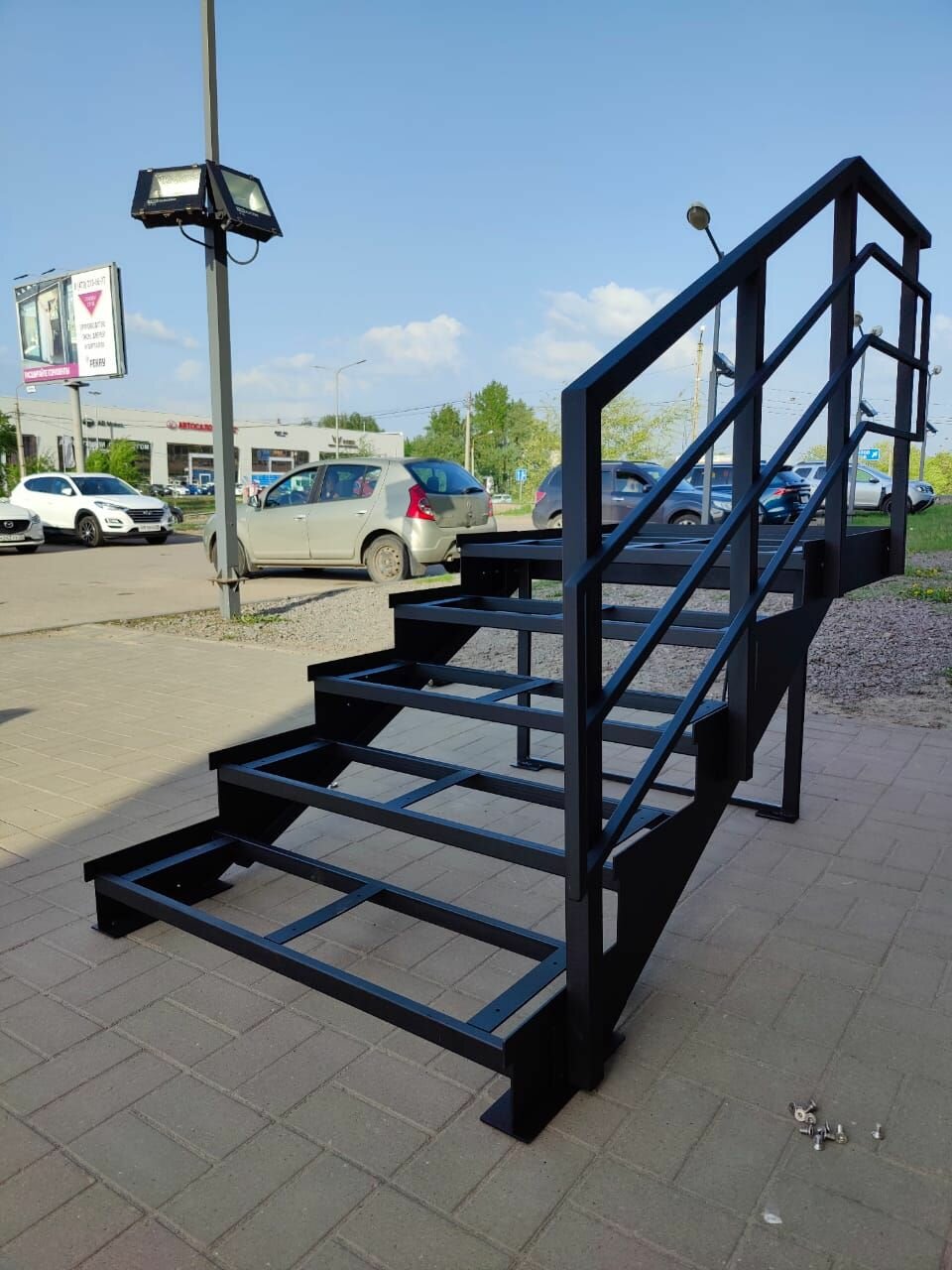 Лестница-крыльцо 5 ступеней с площадкой, без ступеней ДПК. ограждение справа. Ширина 1м, высота 75 см.