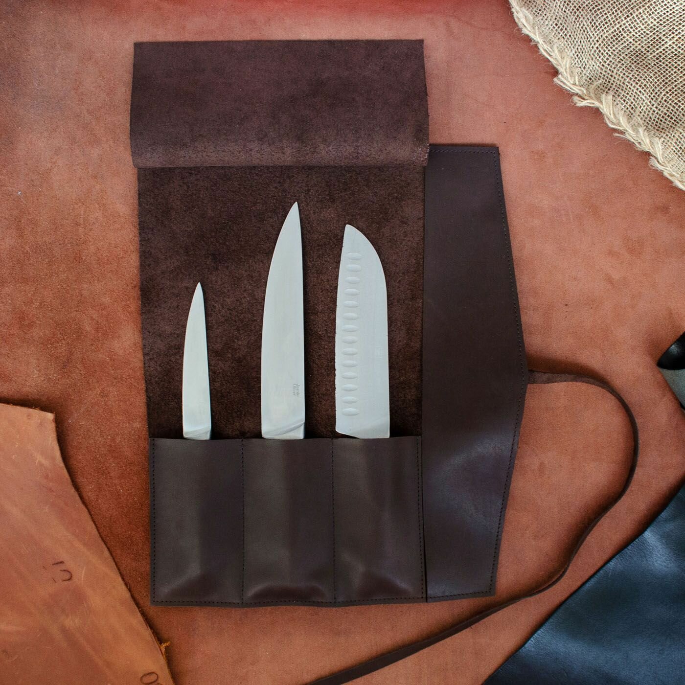 Кожаный чехол скрутка для ножей, для повара. На 3 ножа. На хлястике