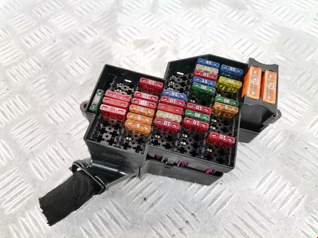 Блок предохранителей Volkswagen Touareg 1 7L0941824A арт. 1728944