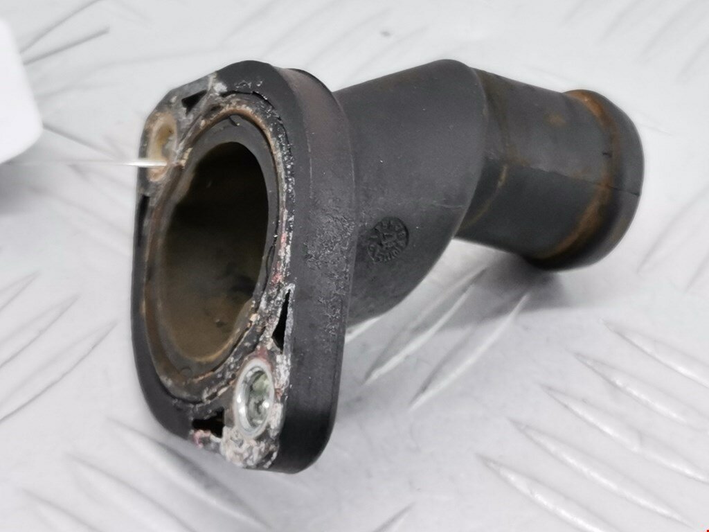 Фланец (штуцер системы охлаждения тройник) Audi 80 B4 06A121132 арт. 1707290