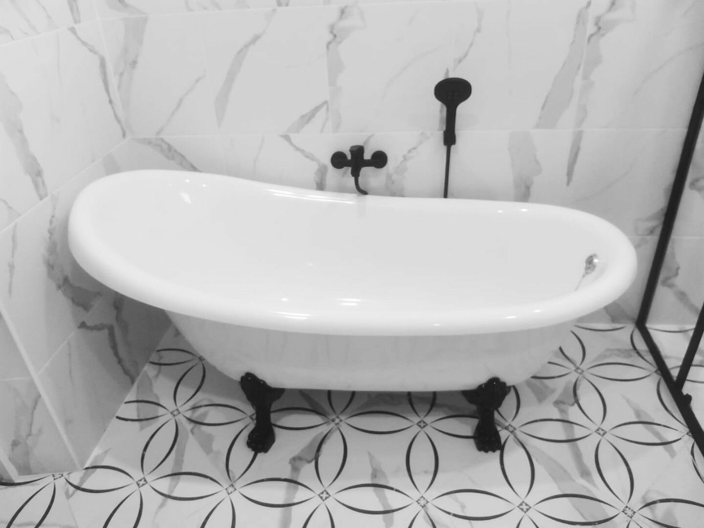 Ванна из литьевого мрамора CASTONE Даллас 168х75 ножки черные