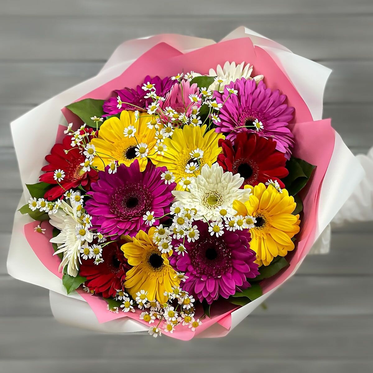 Букет из живых цветов ромашек и гербер