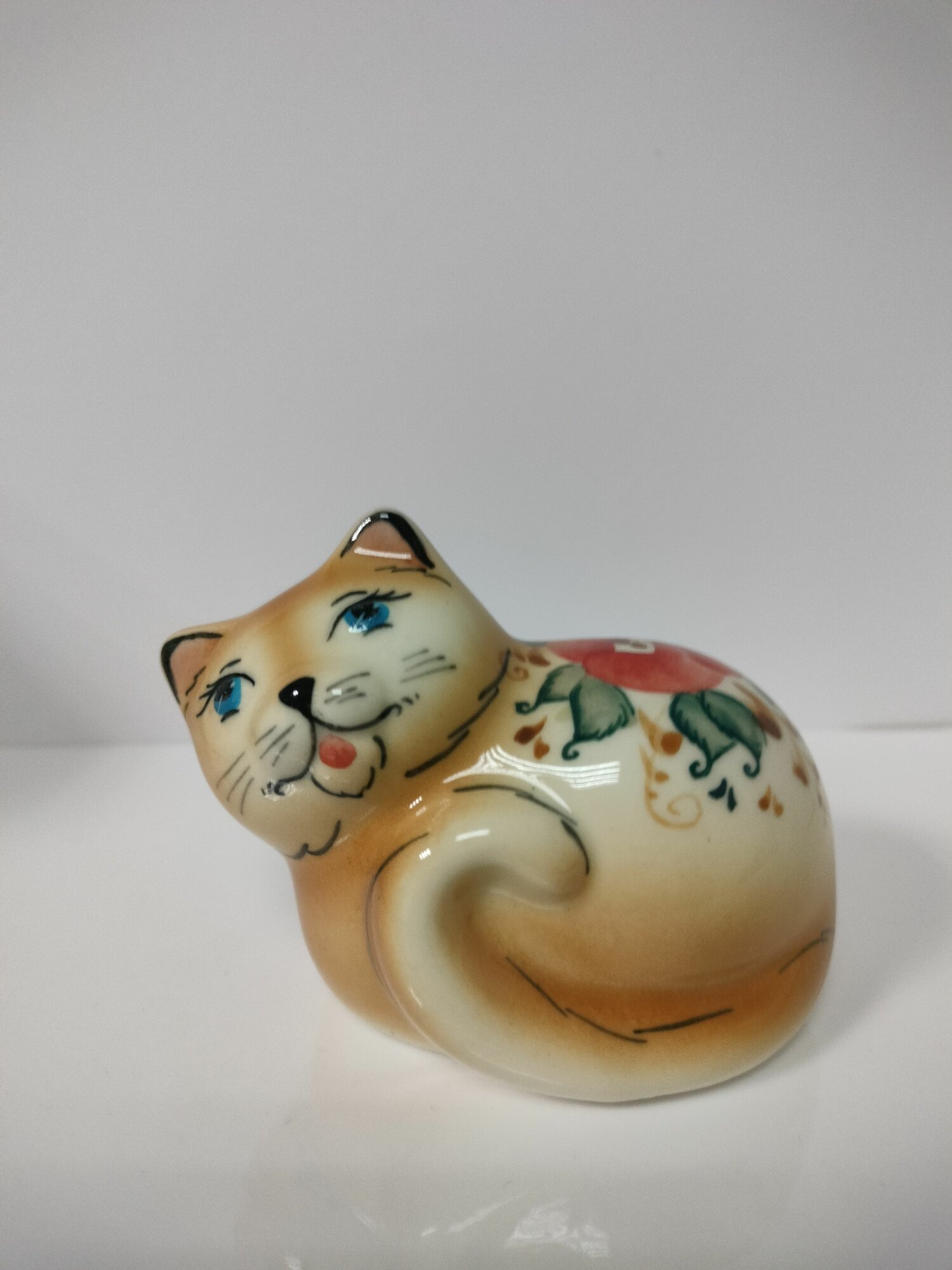 Фигурка фарфоровая кошка ( с цветочком). Ручная роспись Россия.