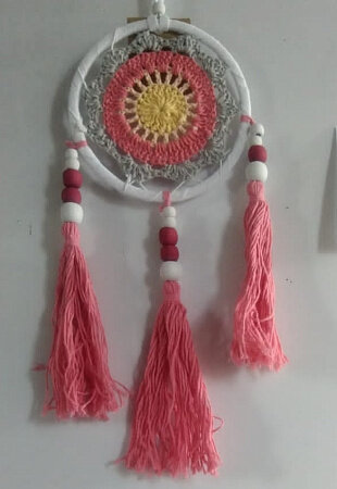 Ловец снов Макраме, Кружевной Круг с Розовыми Бусинами и Кисточками - ловит плохие сны, оберегает от негатива (диаметр 11,5 см, длина 40 см.), 1 шт.