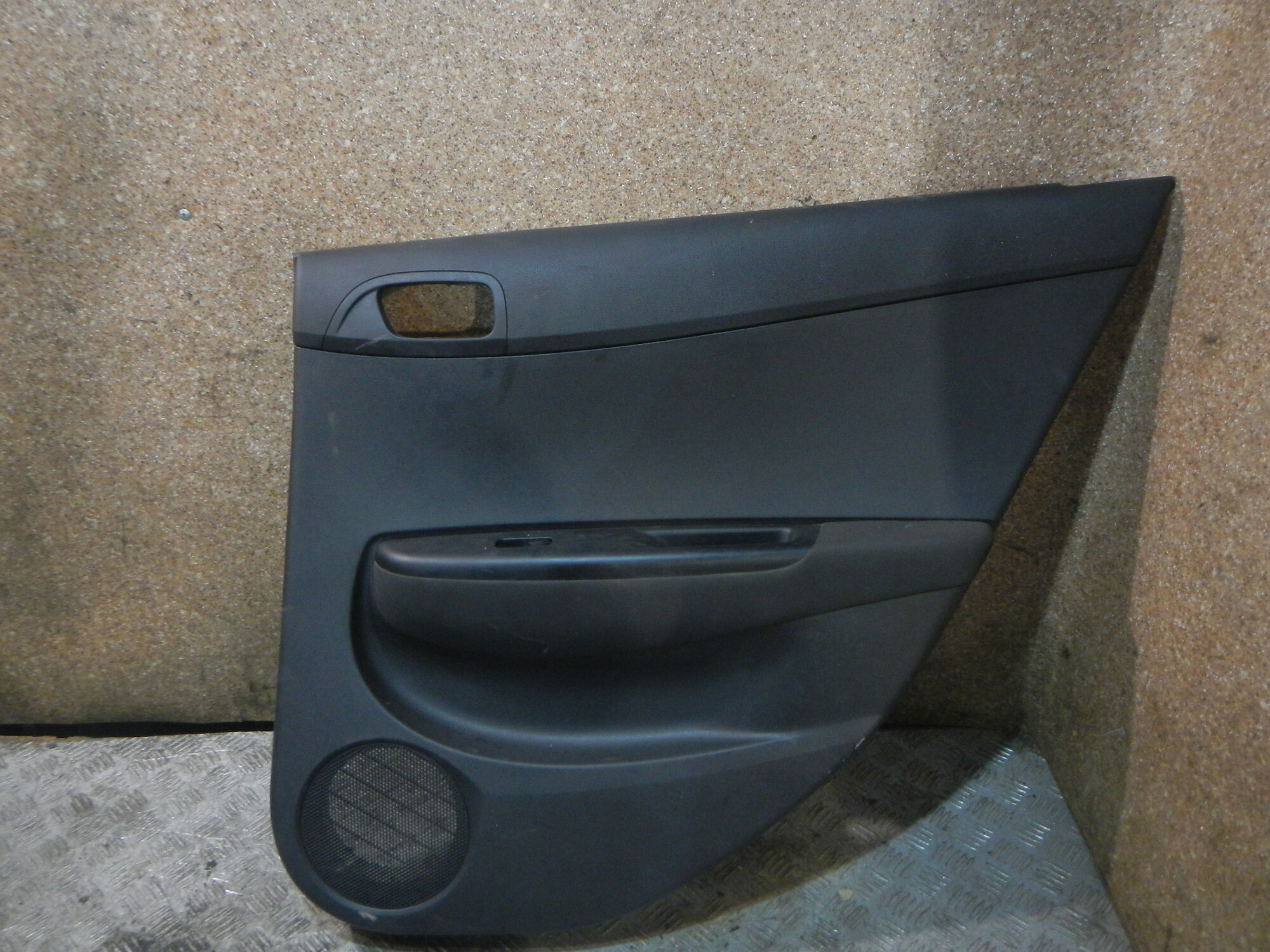 Б/У Обшивка двери задней правой, Hyundai (Хендэ)-I20 (08-14) HYUNDAI i20 (08-14) Царапины,в копоти. 523445 Hyundai-KIA а...