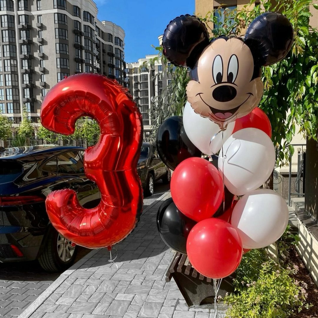 Яркая композиция из воздушных шаров «Микки Маус и цифра»