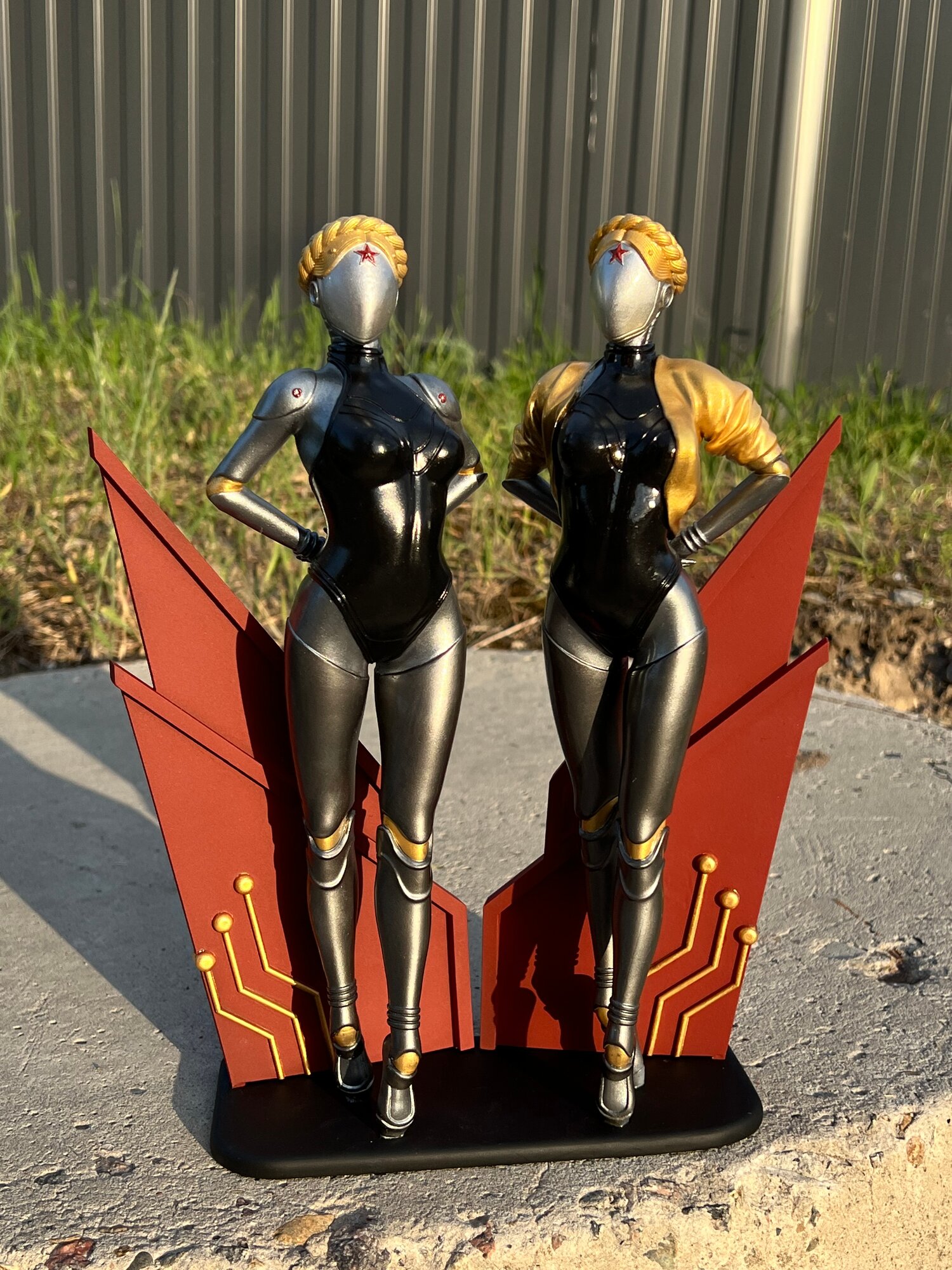 Фигурки роботов близнецов