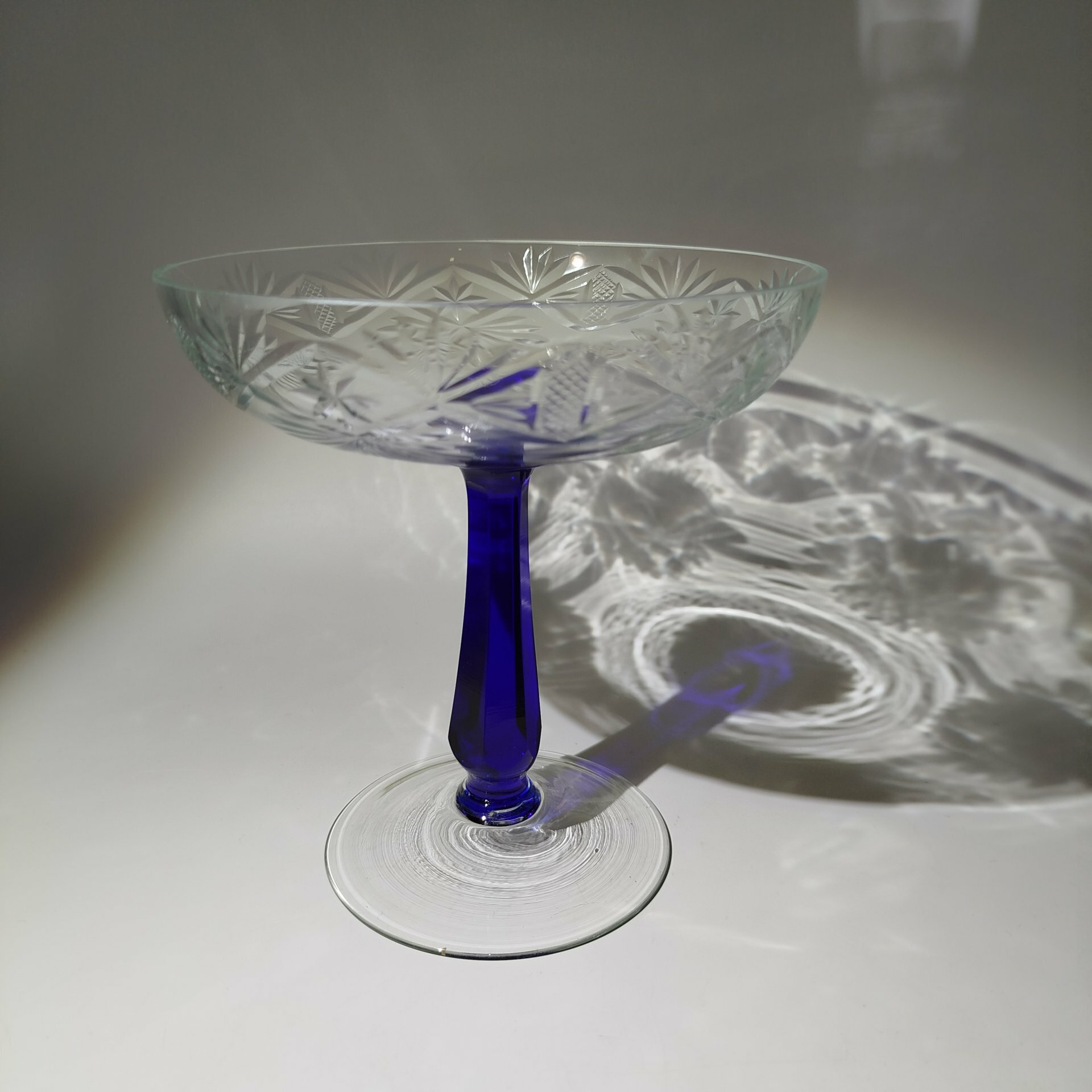 Конфетница на кобальтовой ножке со звёздчатым орнаментом на чаше, стекло