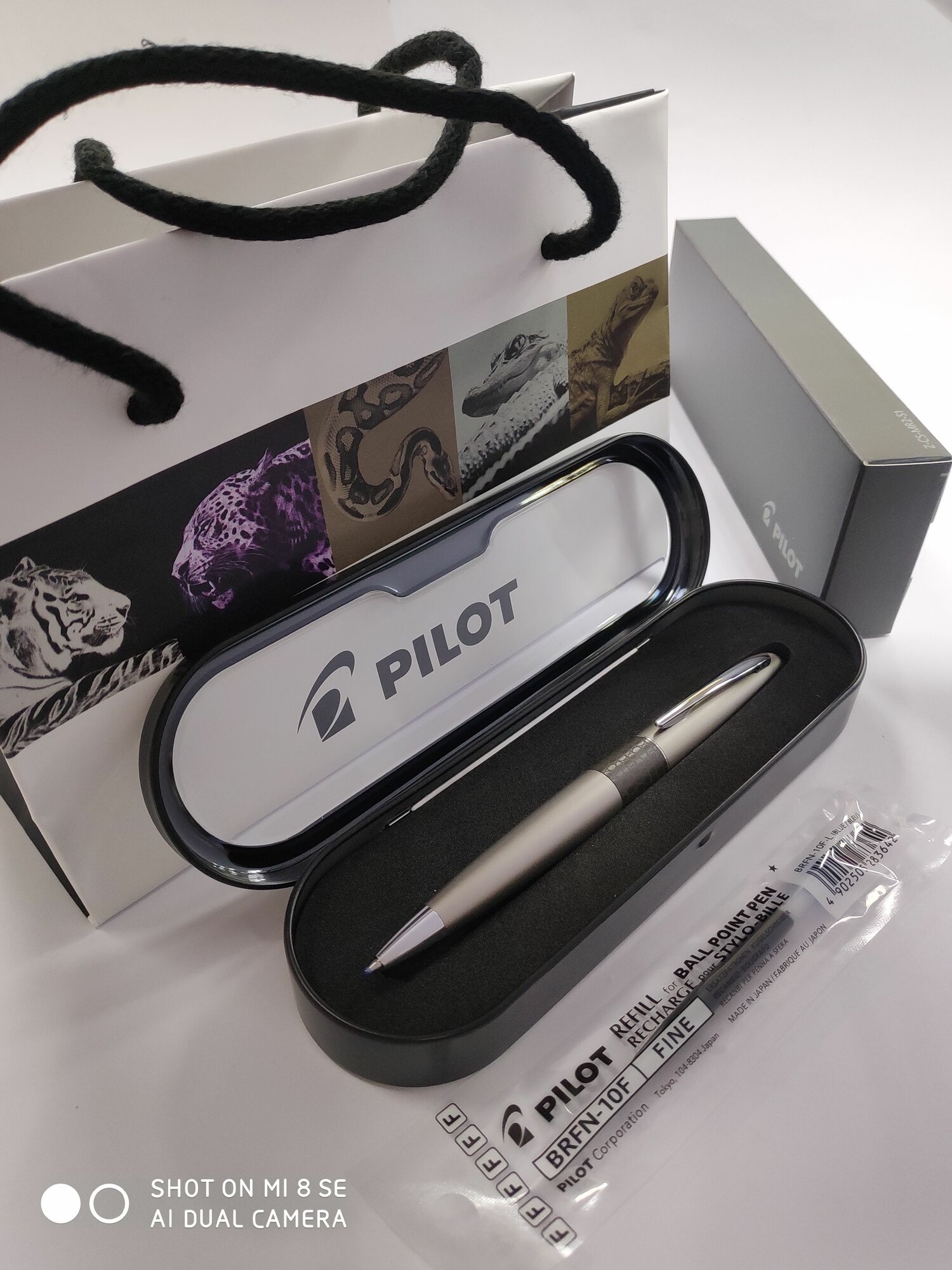 Ручка шариковая Pilot в подарочной упаковке с запасным стержнем "МR2" бронзовая ящерица.