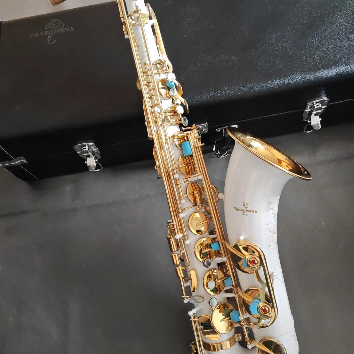 T992 Тенор-саксофон - Белый лак и латунь, изысканный дизайн