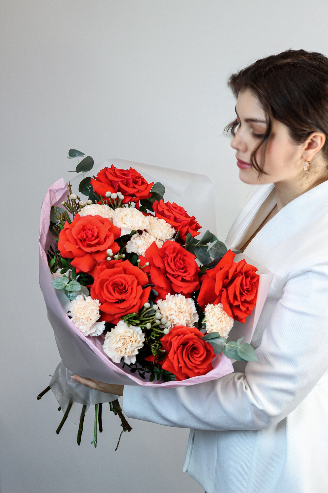 Авторский букет из французских роз, гвоздики и брунии "Алый шик" FMART by flowwow