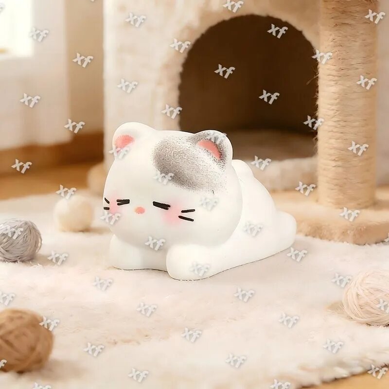 Мини-фигурка котика для декора микроландшафта: лежащий серо-белый котёнок с закрытыми глазами, из смолы