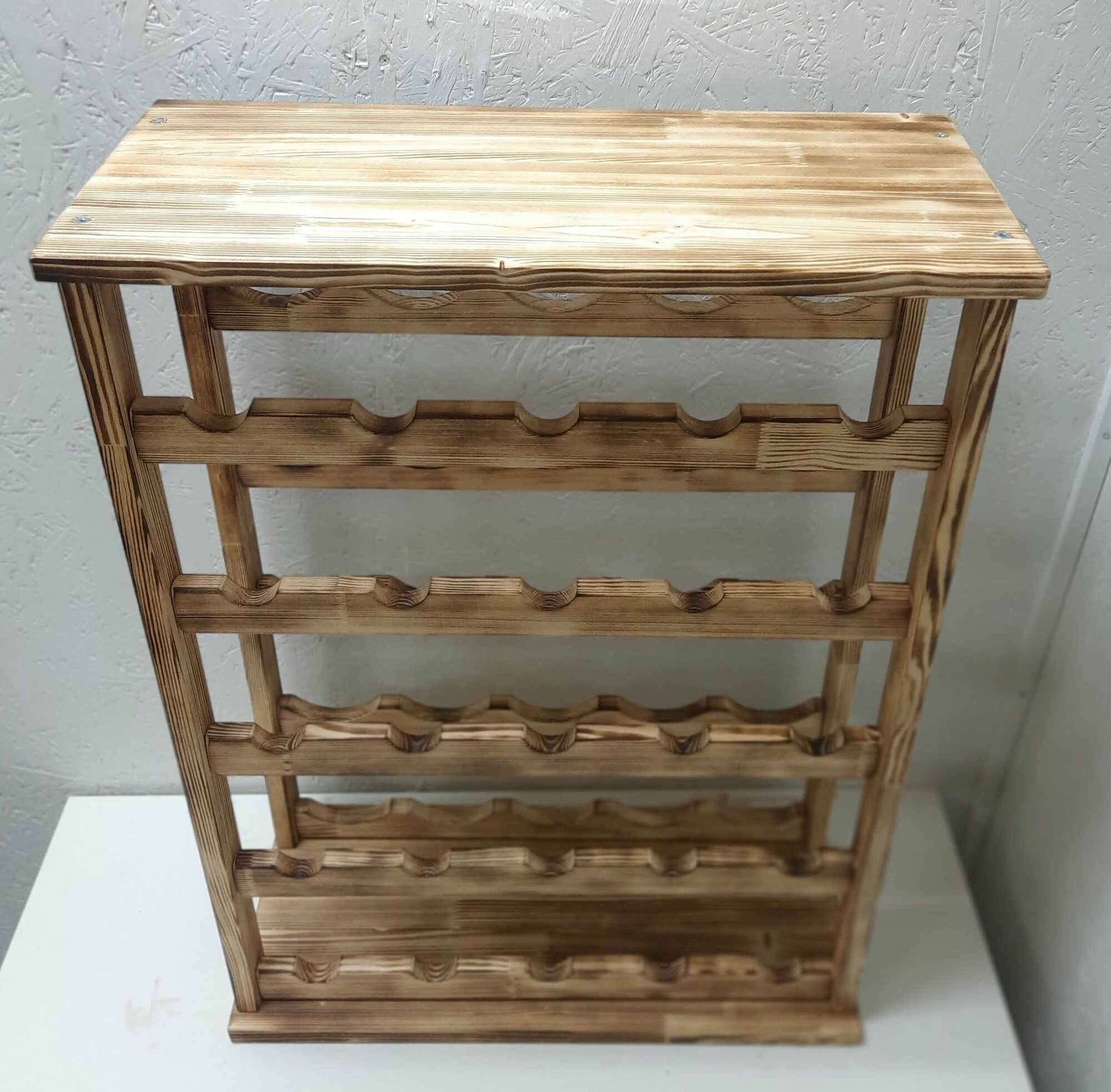 Стеллаж для 25 бутылок вина и шампанского деревянный со столешницей. В обжиге.