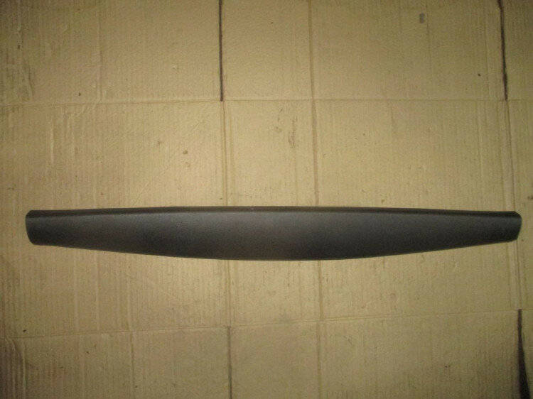 Облицовка крышки багажника верхняя центральная 98ABA40410AEW 1076776 Форд Фокус 1 Хэтчбек