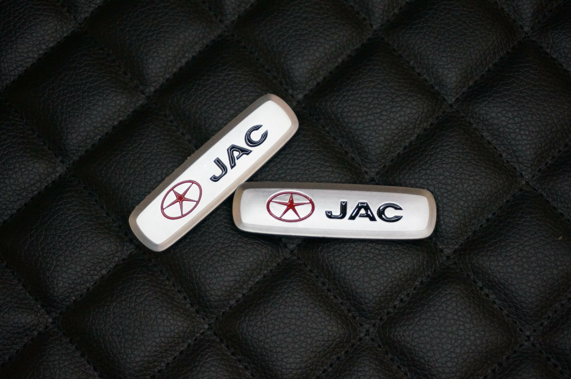 Логотип (шильдик) на автомобильный коврик с маркой автомобиля JAC / Джак