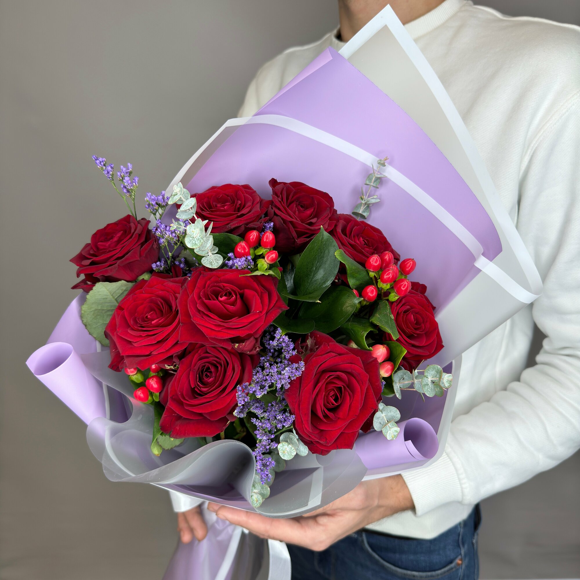 Букет из красных роз с лимониумом