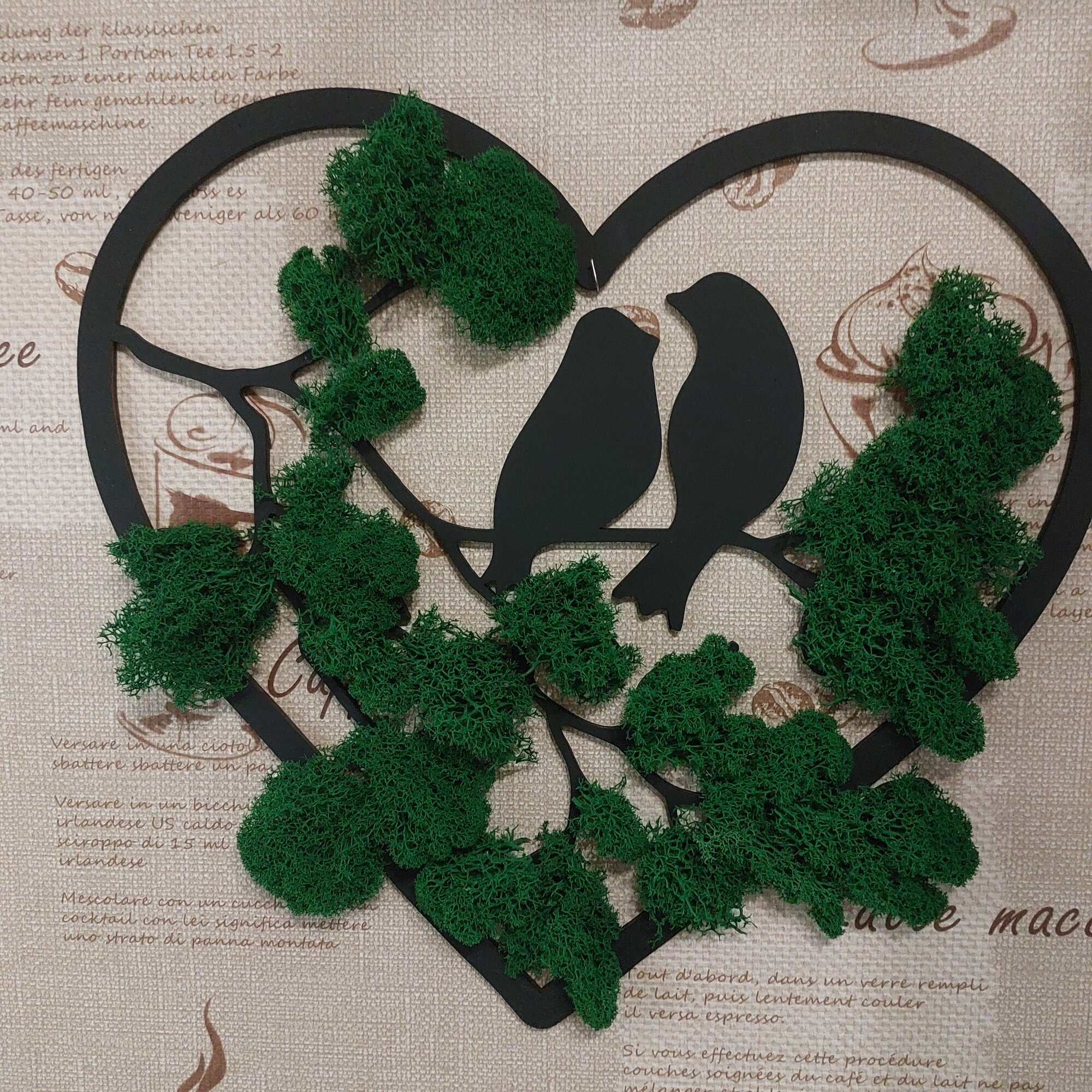 Панно "Птицы на ветке" в сердце со стабилизированным мхом, диаметр 40 см, ТаТем