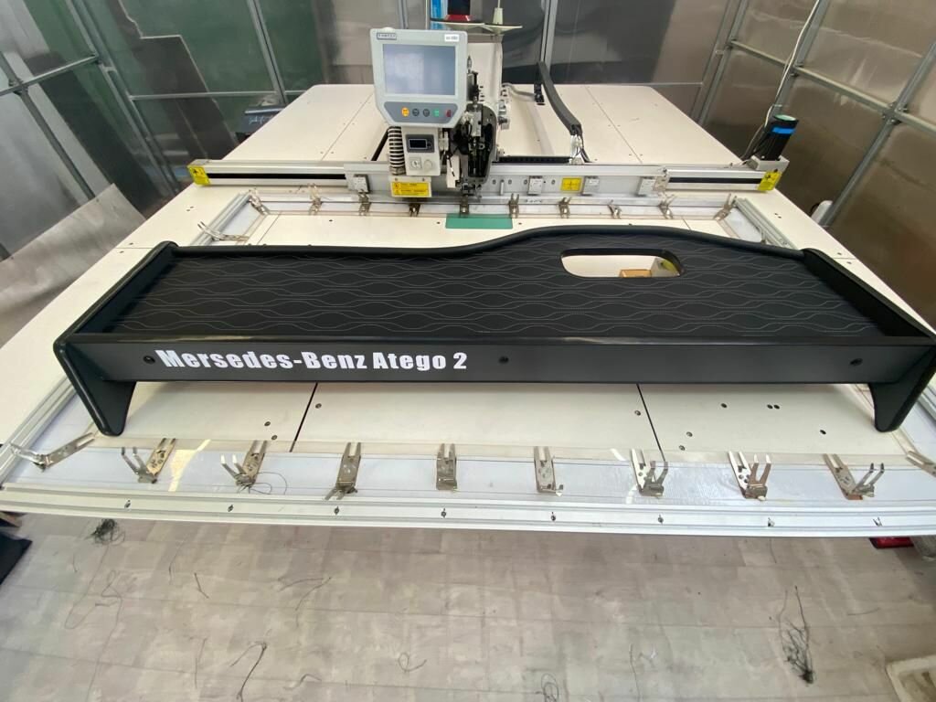 Стол-полка на торпеду для грузового автомобиля Mercedes-Benz Axor 1840/KAMAZ 5490 Neo