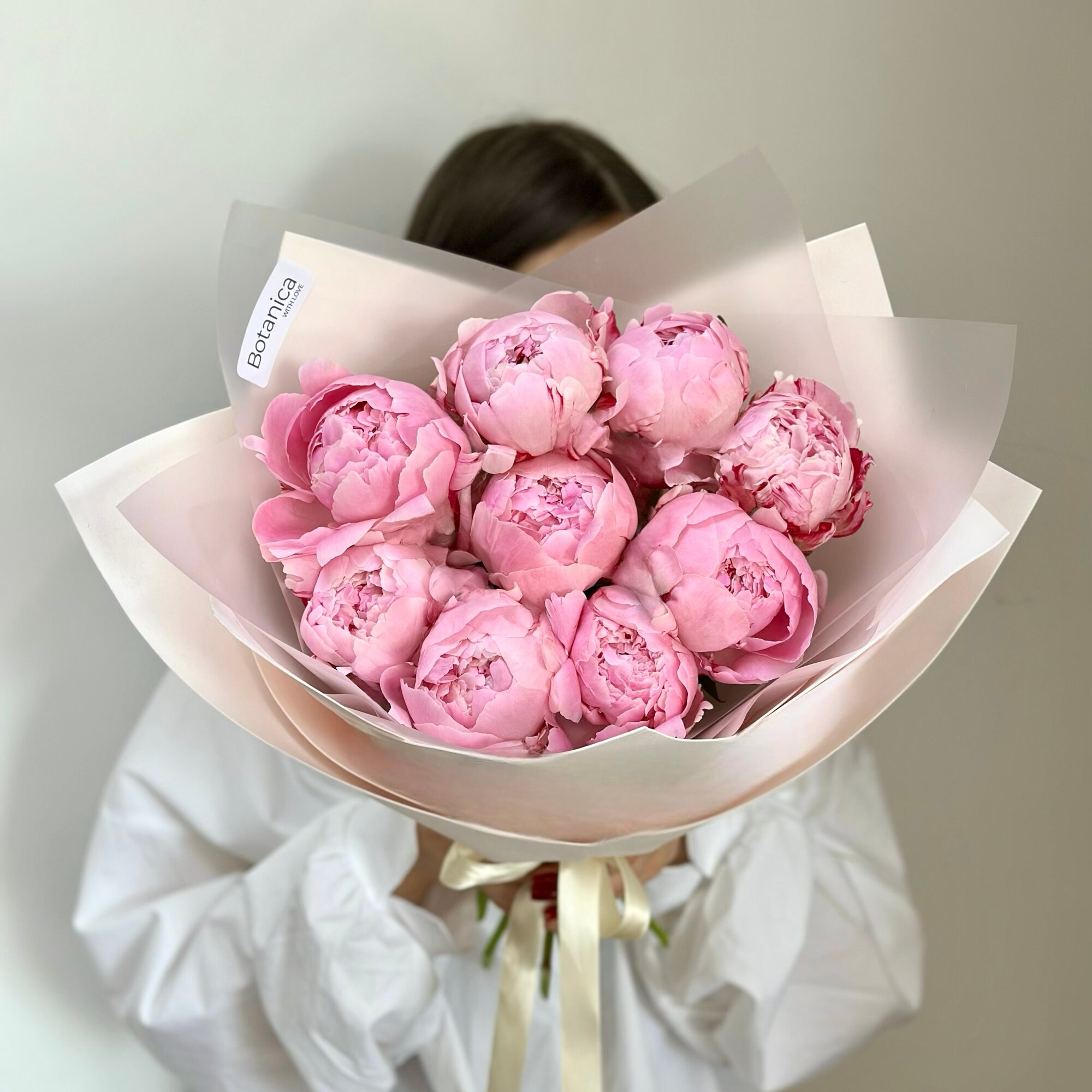 9 ароматных пионов «Сара Бернар» в упаковке. Букет 1120