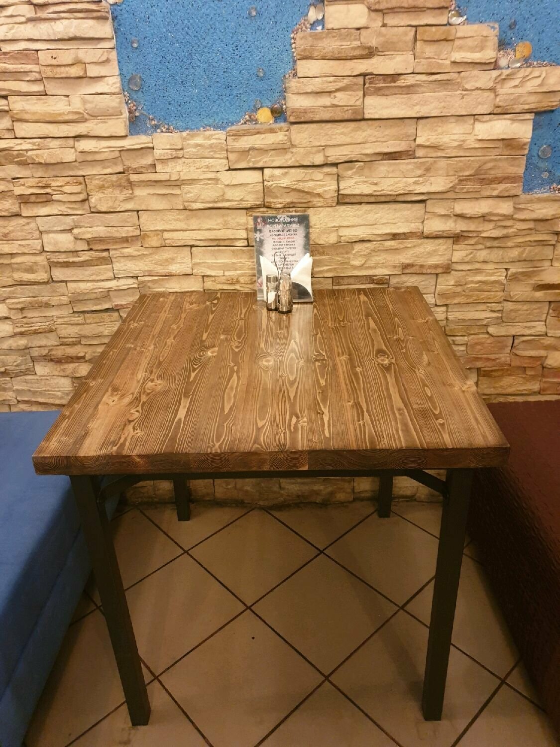 Стол "EasyLOFT" в стиле лофт для бара, кафе или ресторана, массив хвойных пород, 80х80х75 см.