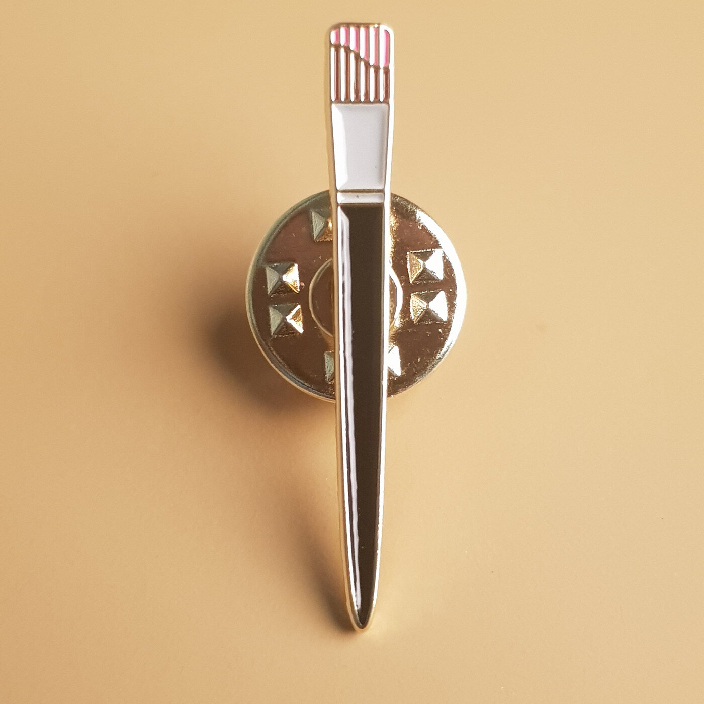 Значок металлический "Маленькая розовая кисть"