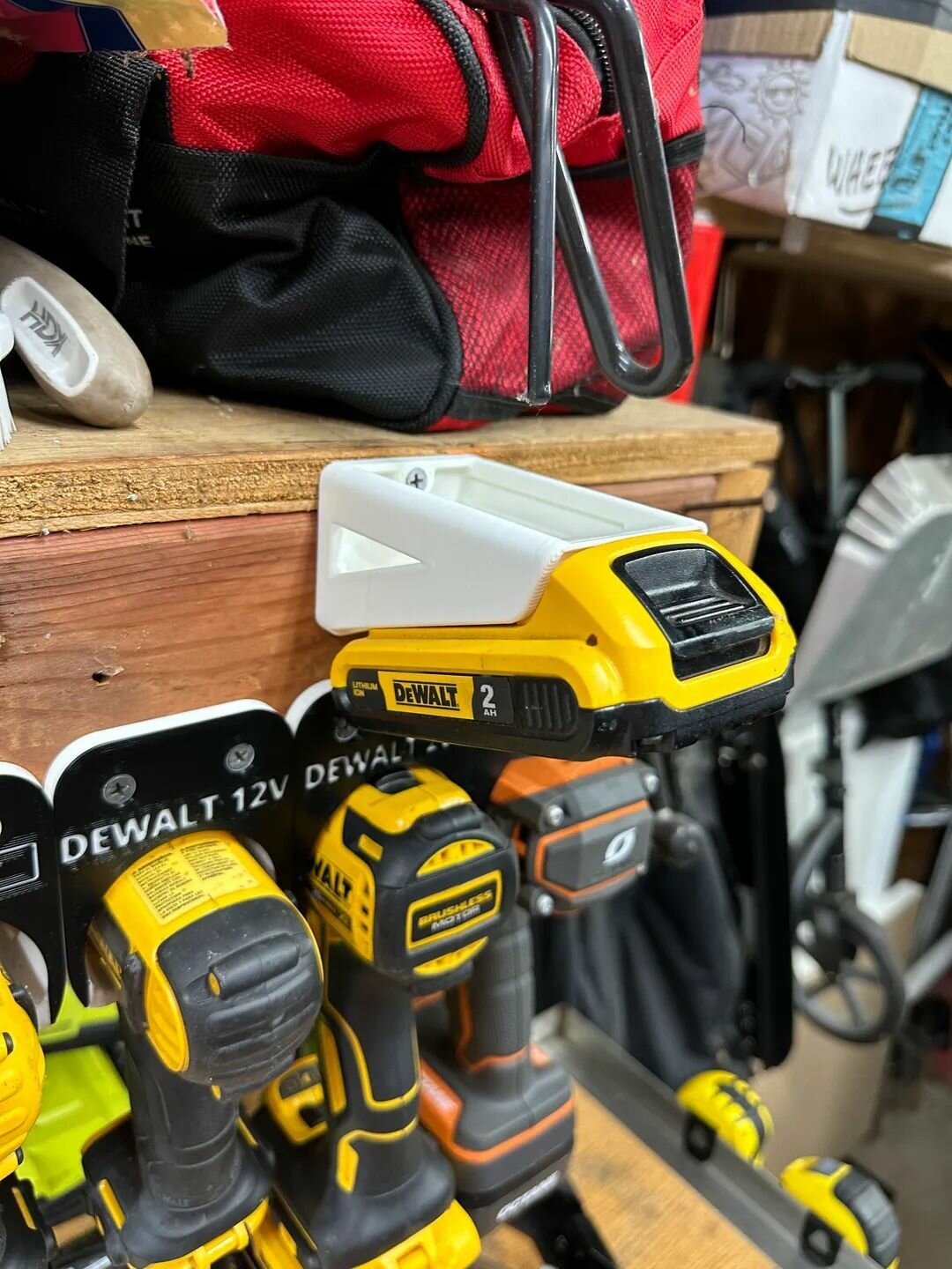 Настенное Крепление, для аккумуляторов DeWalt, 18V/20V
