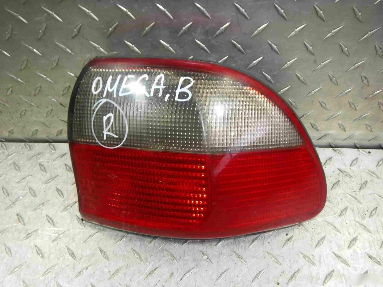 Фонарь задний наружный правый Opel Omega B (1994—1999) 90487480