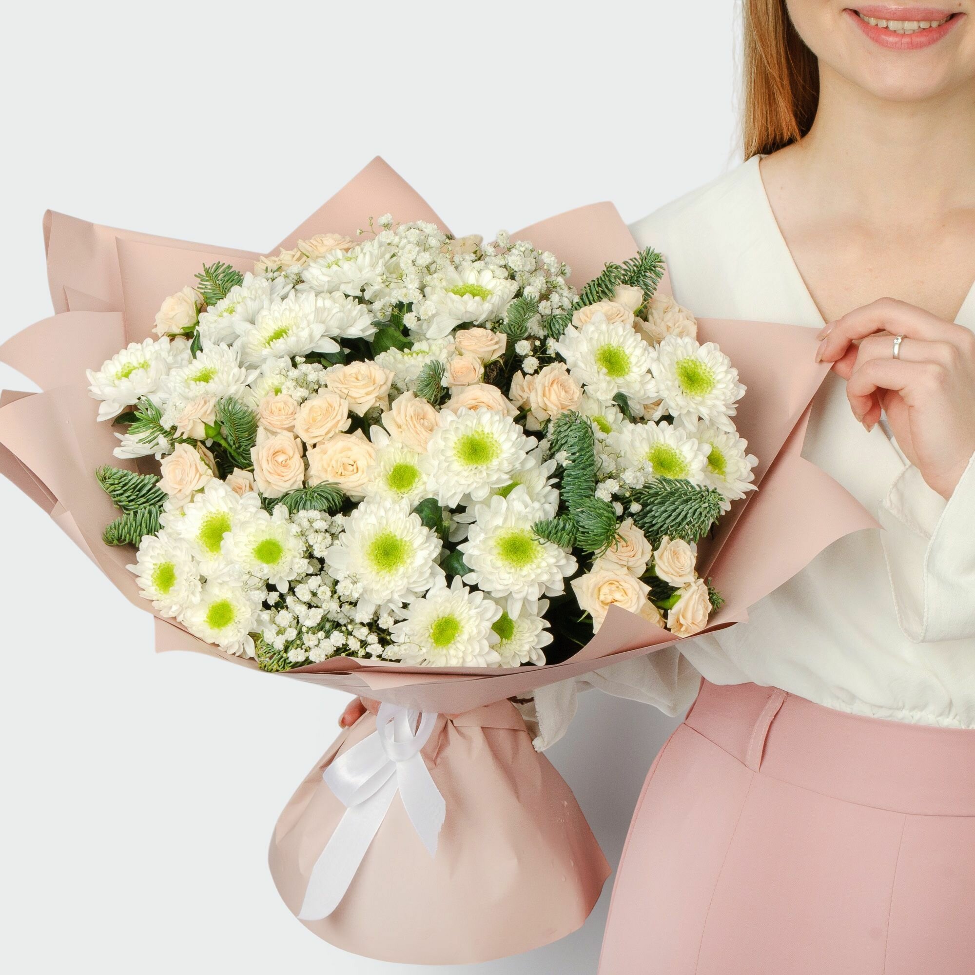 Букет СоюзЦветТорг "Персиковое вдохновение", 10 роз, 4 хризантемы и гипсофилы, 2000г