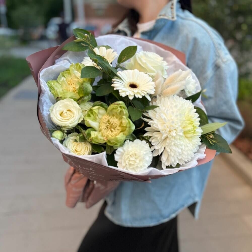 Букет из экзотических роз veggie, Гербер и большой хризантемы в шоколадной упаковке