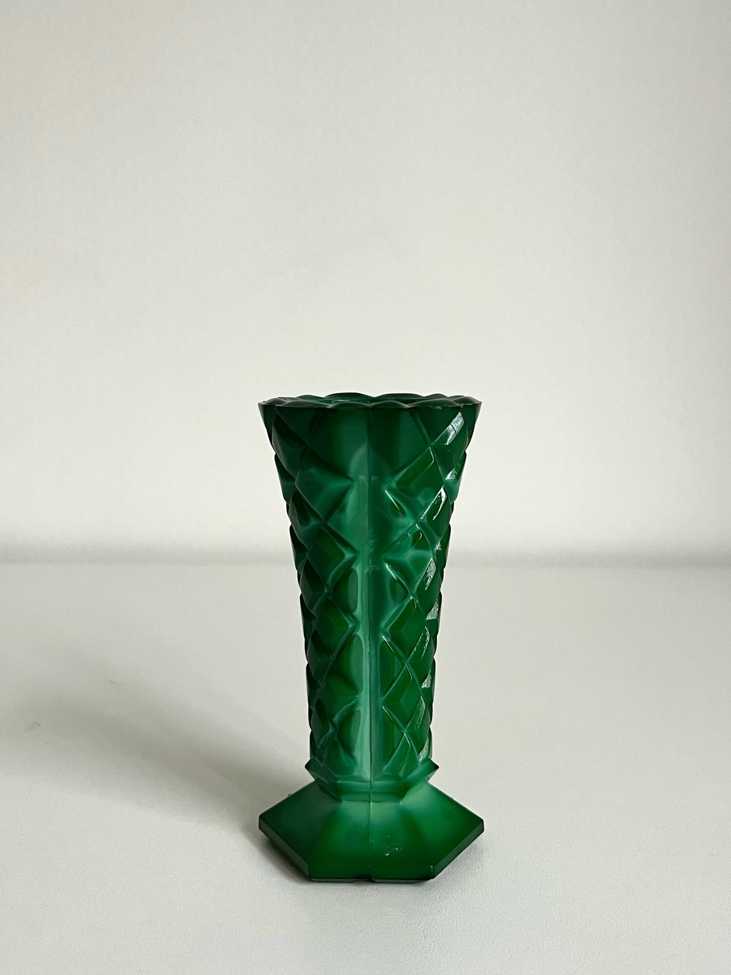 Вазочка. Малахитовое стекло. Богемия. Чехословакия. Высота: 10 см.